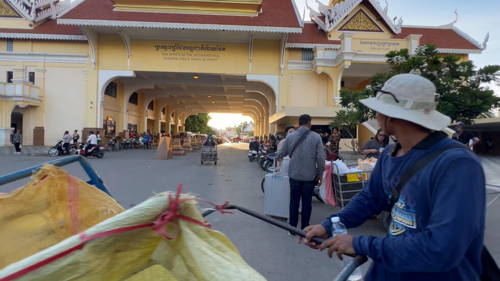 អ្នកអូសរទេះខ្លះប្តូររបរទៅរើសអេតចាយដោយសារតែគ្មានបណ្ណចេញចូលច្រកព្រំដែន|Cambodia News | Khmer News ...